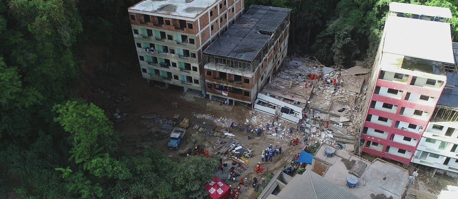 Sobe para 11 o número de mortos na tragédia em Muzema no Rio ... Sobe para 11 o número de mortos na tragédia em Muzema no Rio ...